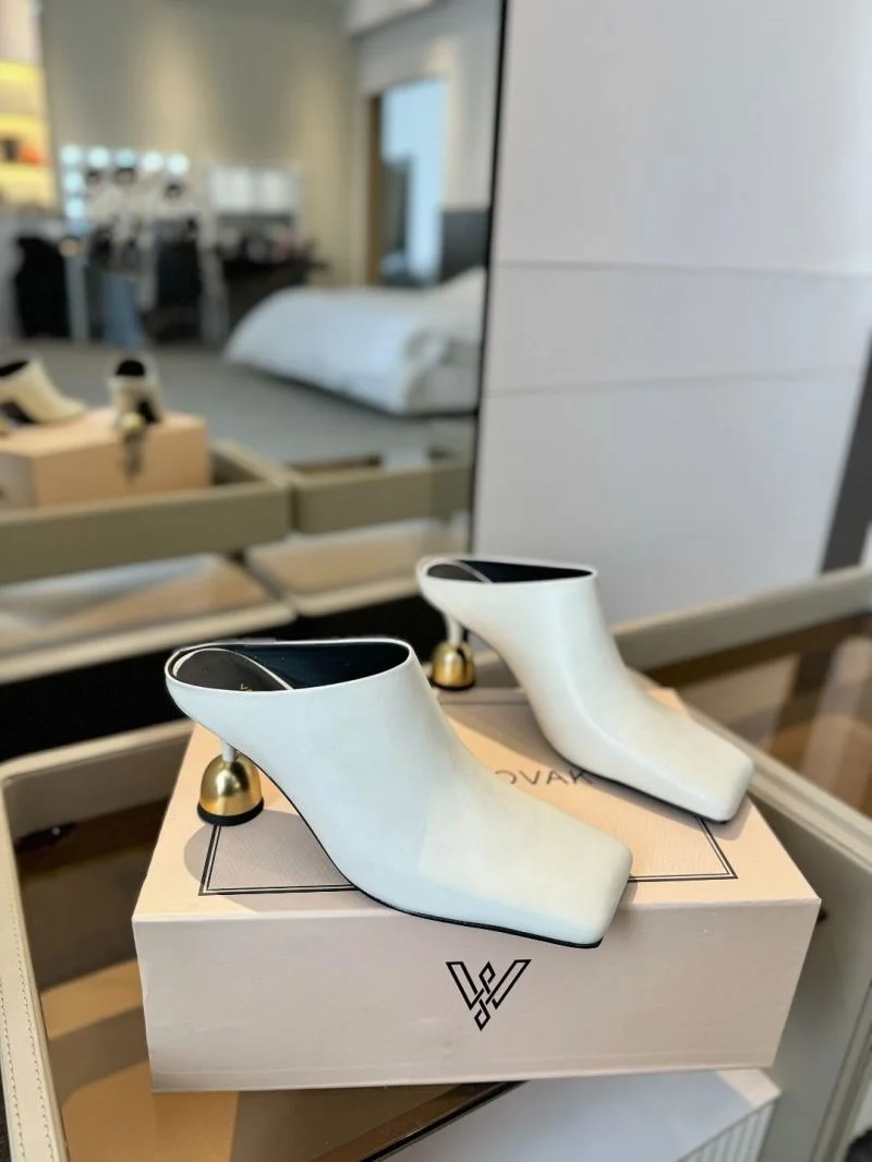 Accurate model Vanda Novak Sandals
