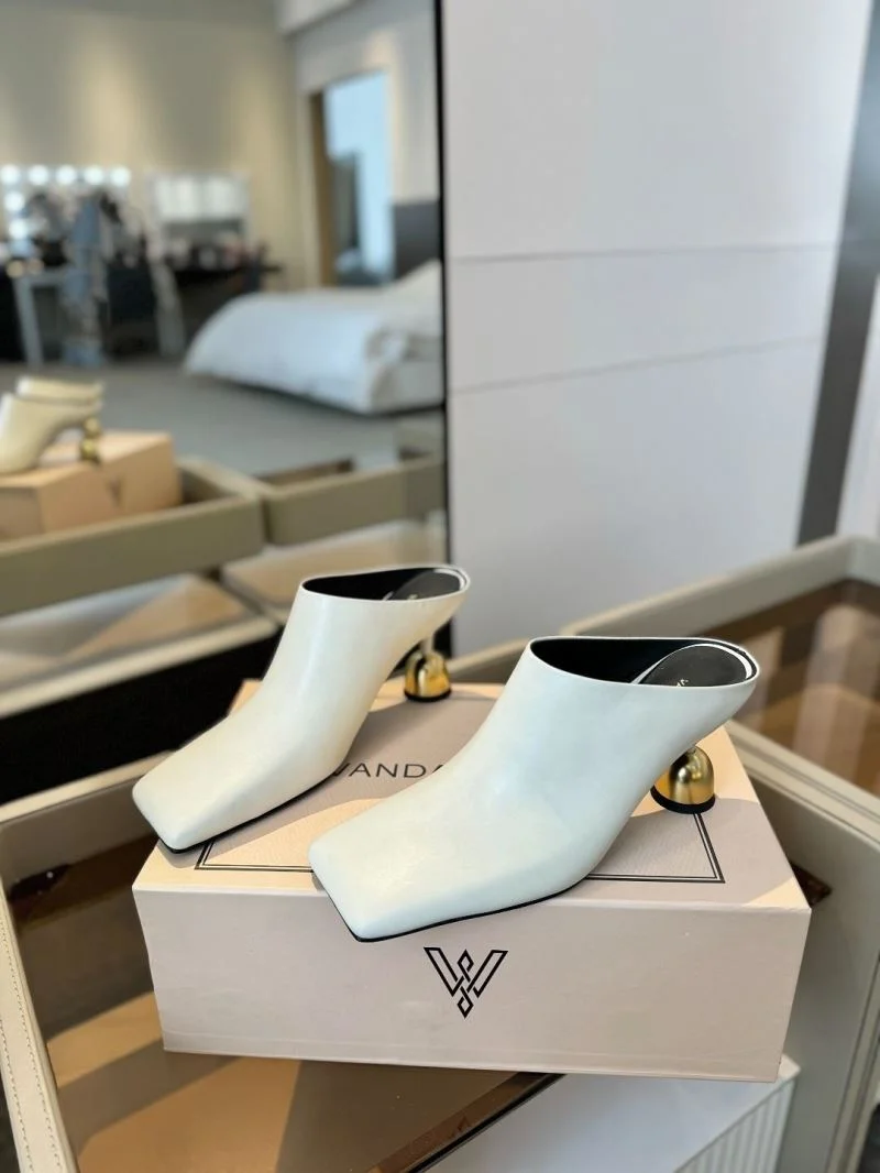 Accurate model Vanda Novak Sandals