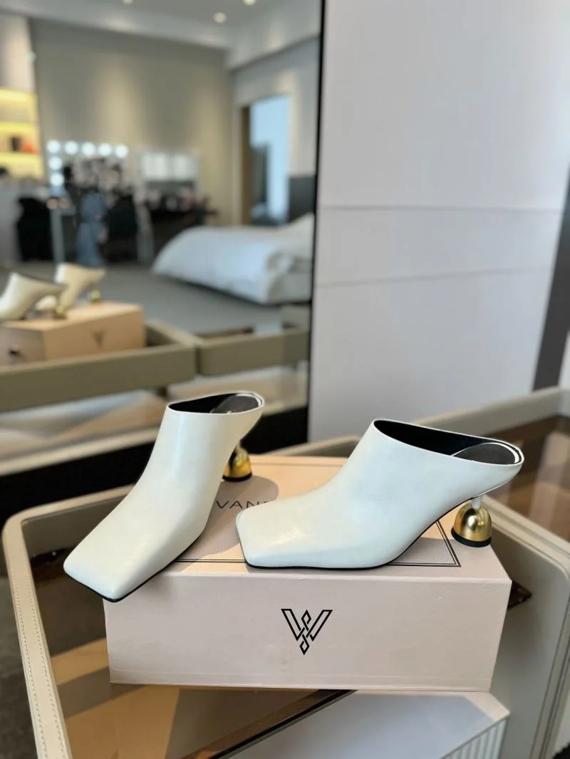 Accurate model Vanda Novak Sandals