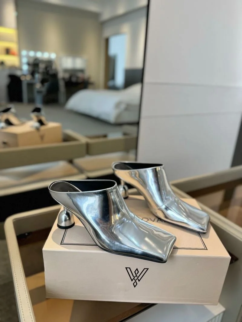 Accurate model Vanda Novak Sandals