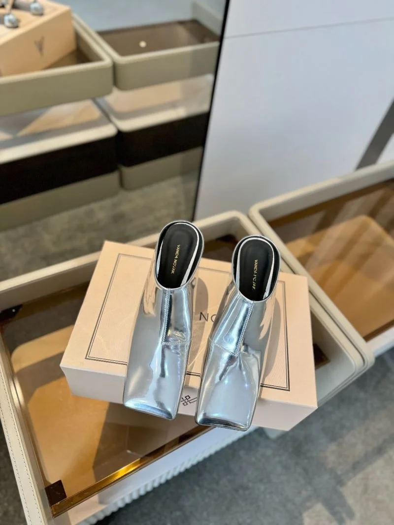 Accurate model Vanda Novak Sandals