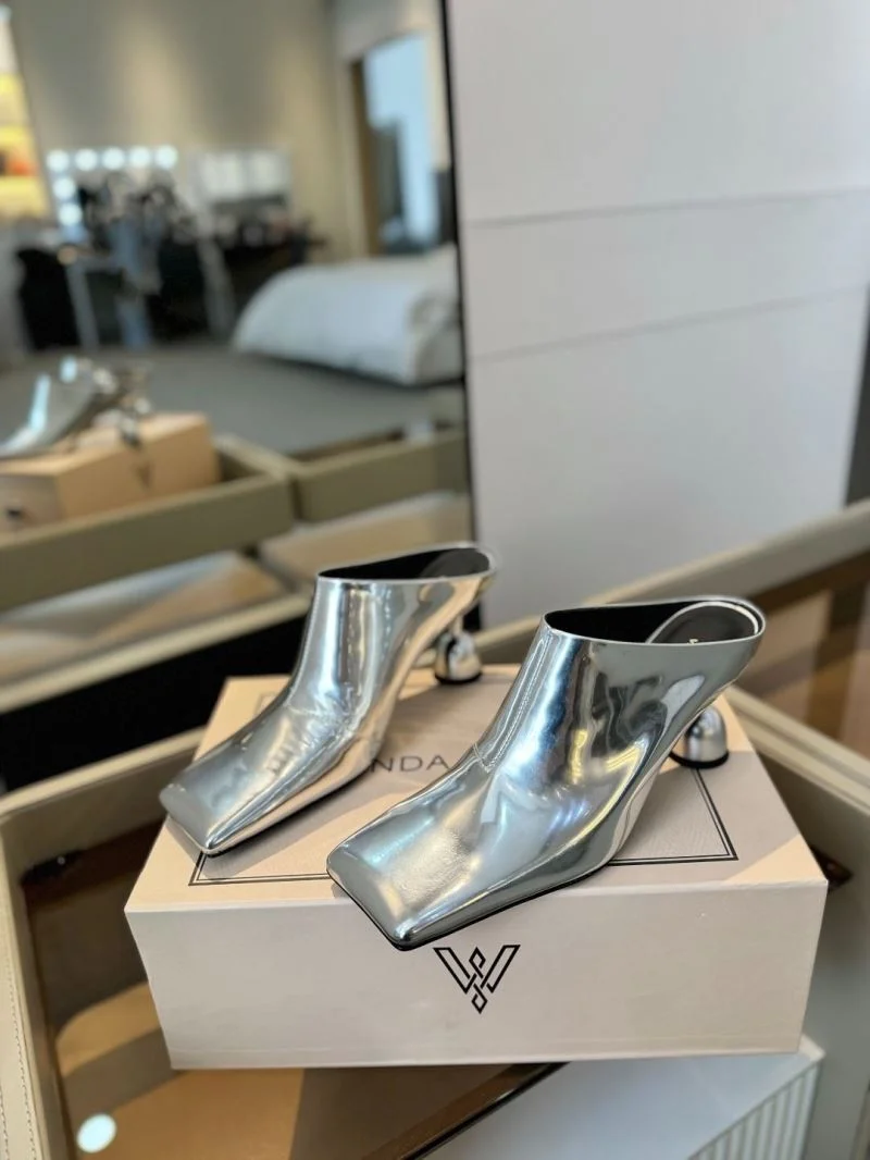 Accurate model Vanda Novak Sandals