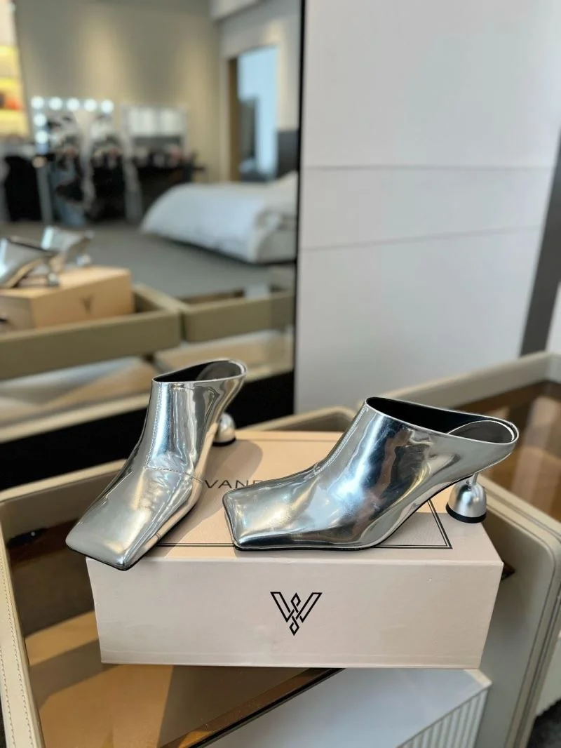 Accurate model Vanda Novak Sandals