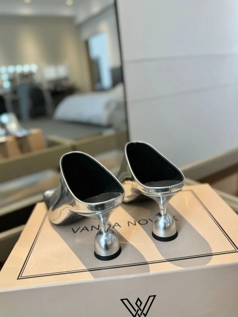 Accurate model Vanda Novak Sandals