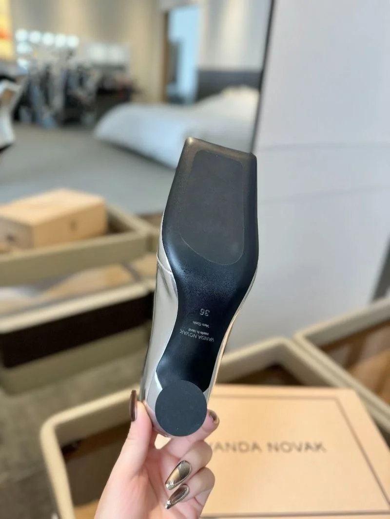 Accurate model Vanda Novak Sandals