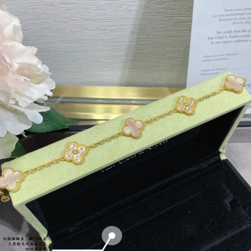 Accurate model Vca Bracelets