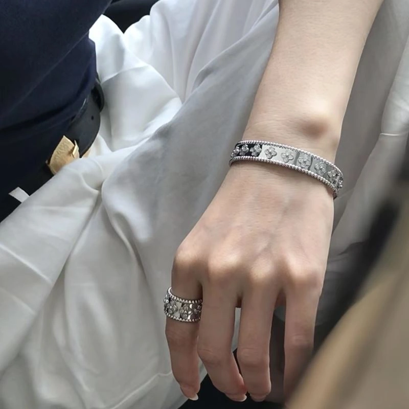 Factory-made Vca Bracelets