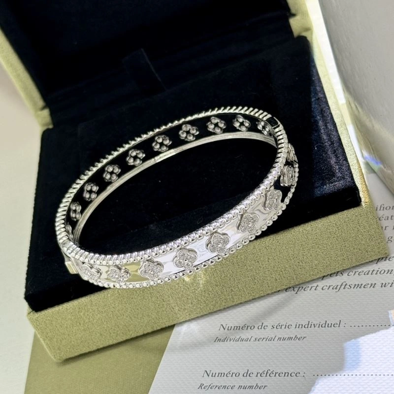 Factory-made Vca Bracelets