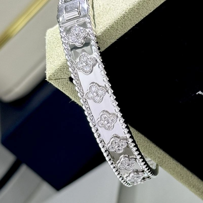 Factory-made Vca Bracelets
