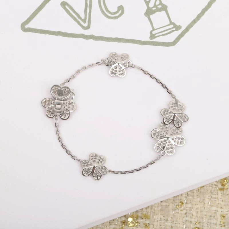 Indistinguishable Vca Bracelets