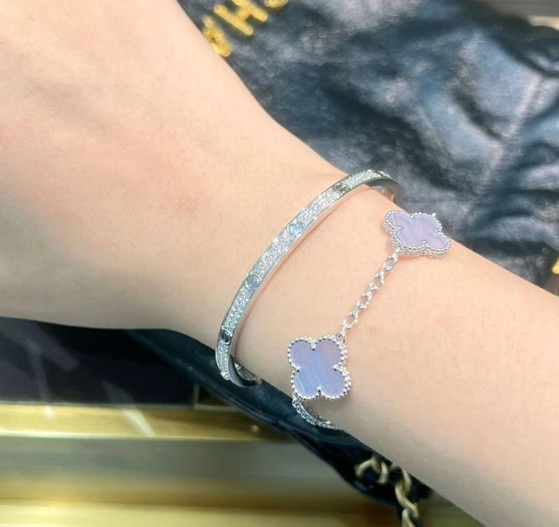 Indistinguishable Vca Bracelets