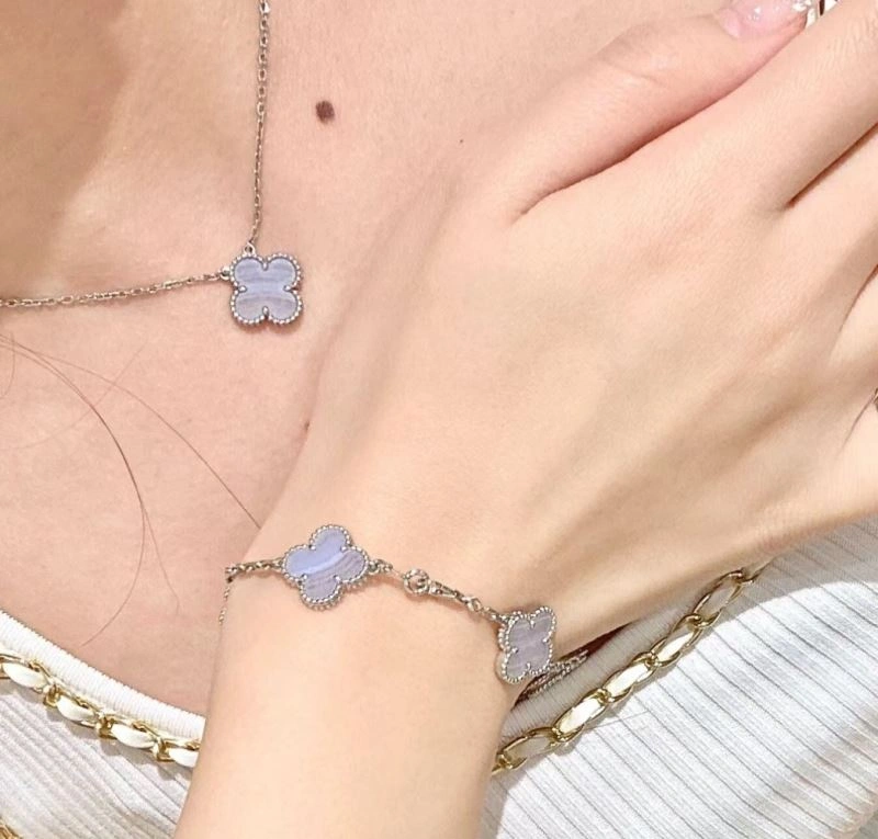 Indistinguishable Vca Bracelets
