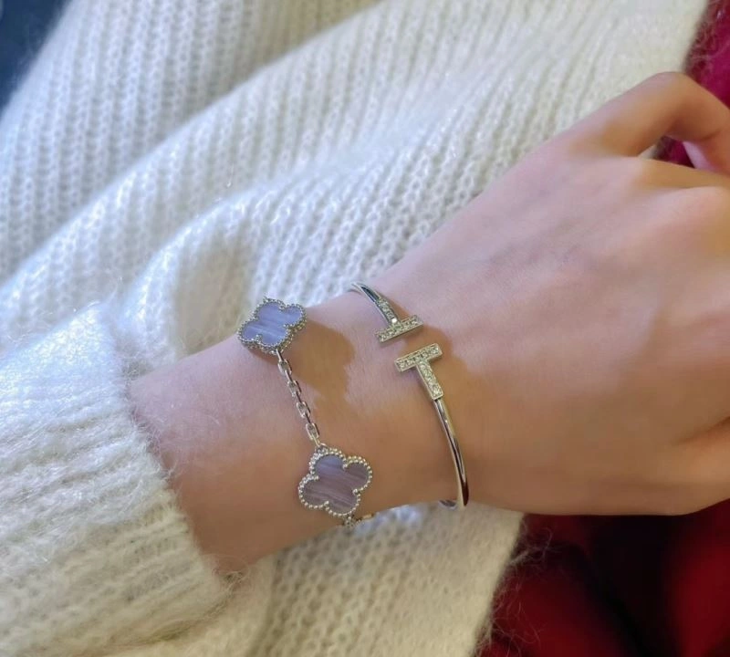 Indistinguishable Vca Bracelets