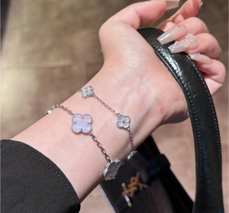 Indistinguishable Vca Bracelets