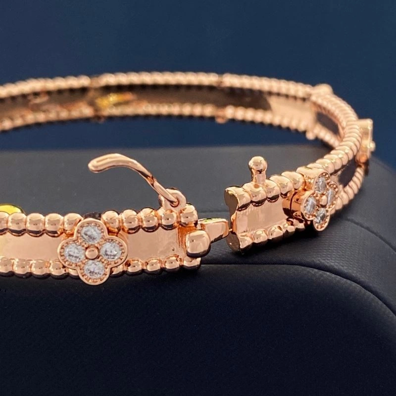 Cut-rate Vca Bracelets