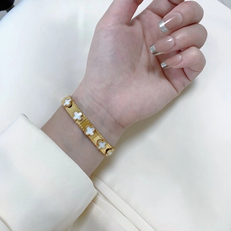 Indistinguishable Vca Bracelets