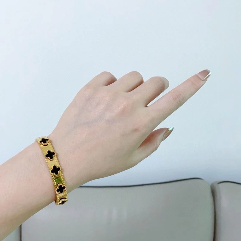 Indistinguishable Vca Bracelets