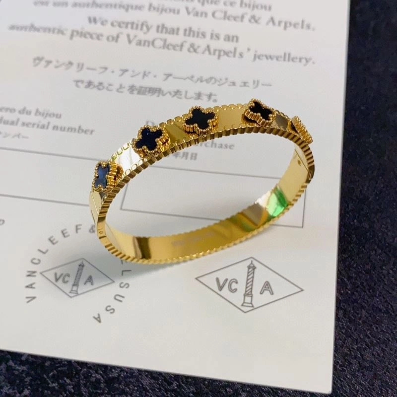 Indistinguishable Vca Bracelets