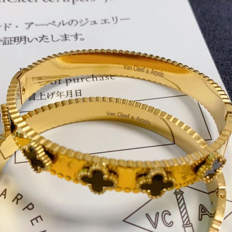 Indistinguishable Vca Bracelets