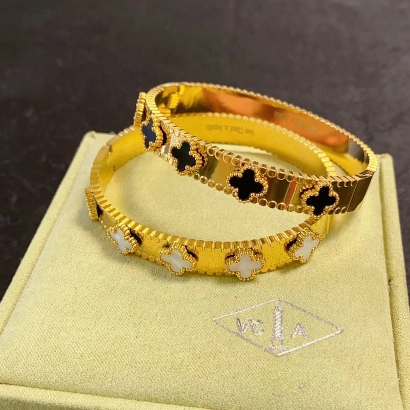 Indistinguishable Vca Bracelets