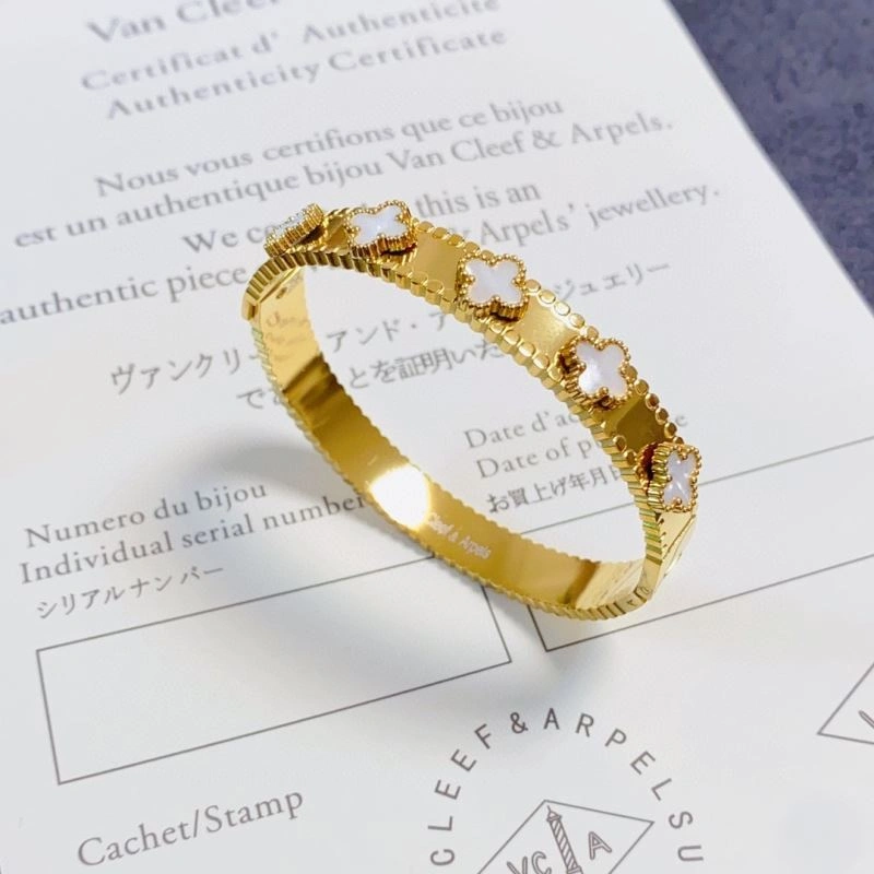 Indistinguishable Vca Bracelets