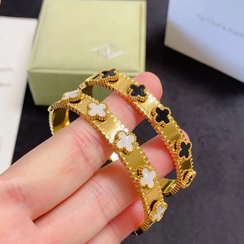 Indistinguishable Vca Bracelets