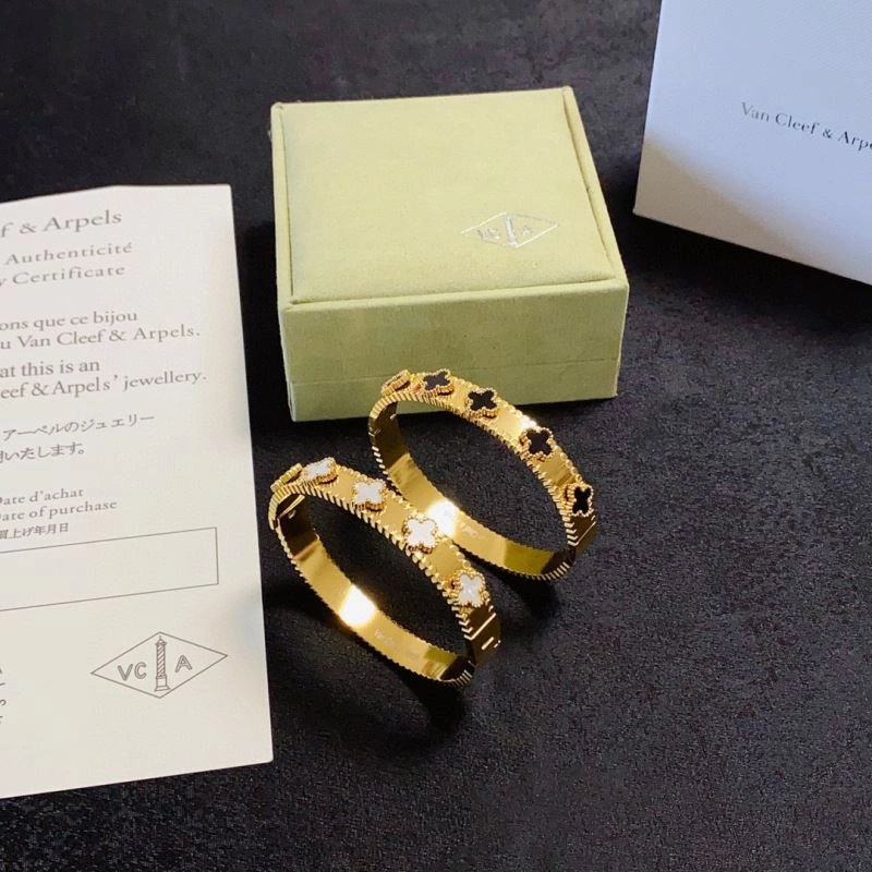 Indistinguishable Vca Bracelets