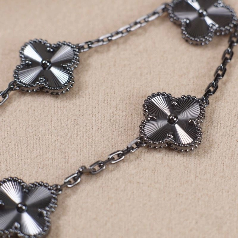 Indistinguishable Vca Bracelets