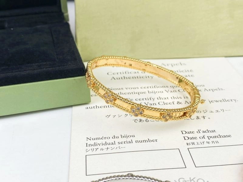 Accurate model Vca Bracelets