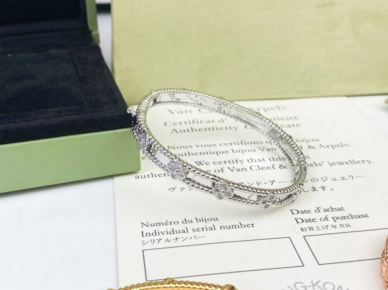 Accurate model Vca Bracelets
