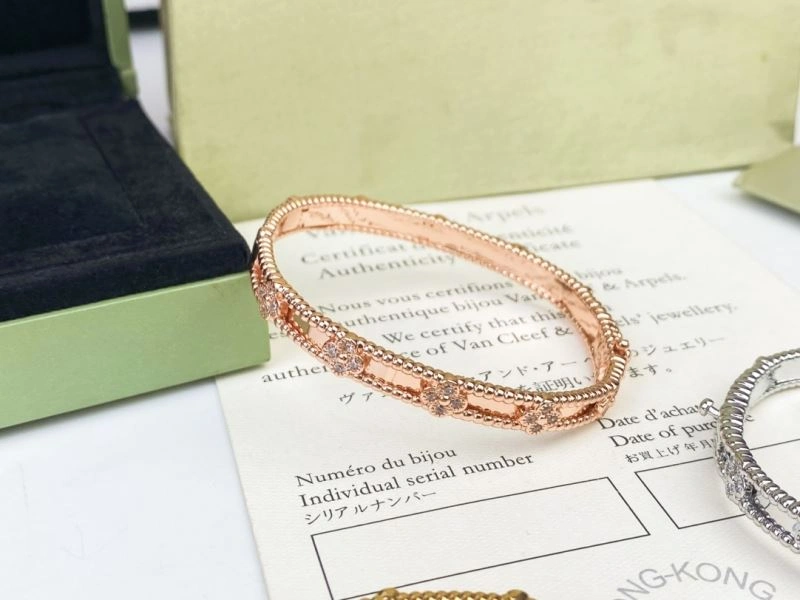 Accurate model Vca Bracelets