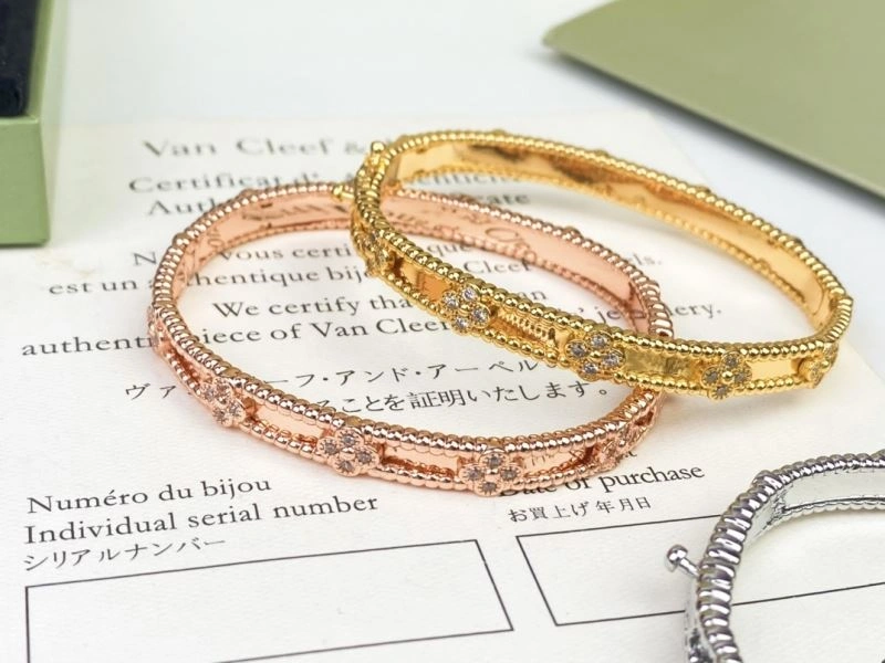 Accurate model Vca Bracelets
