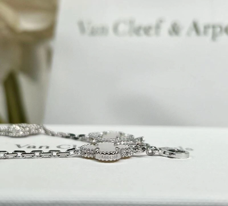Cut-rate Vca Bracelets