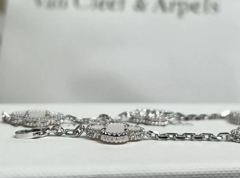 Cut-rate Vca Bracelets