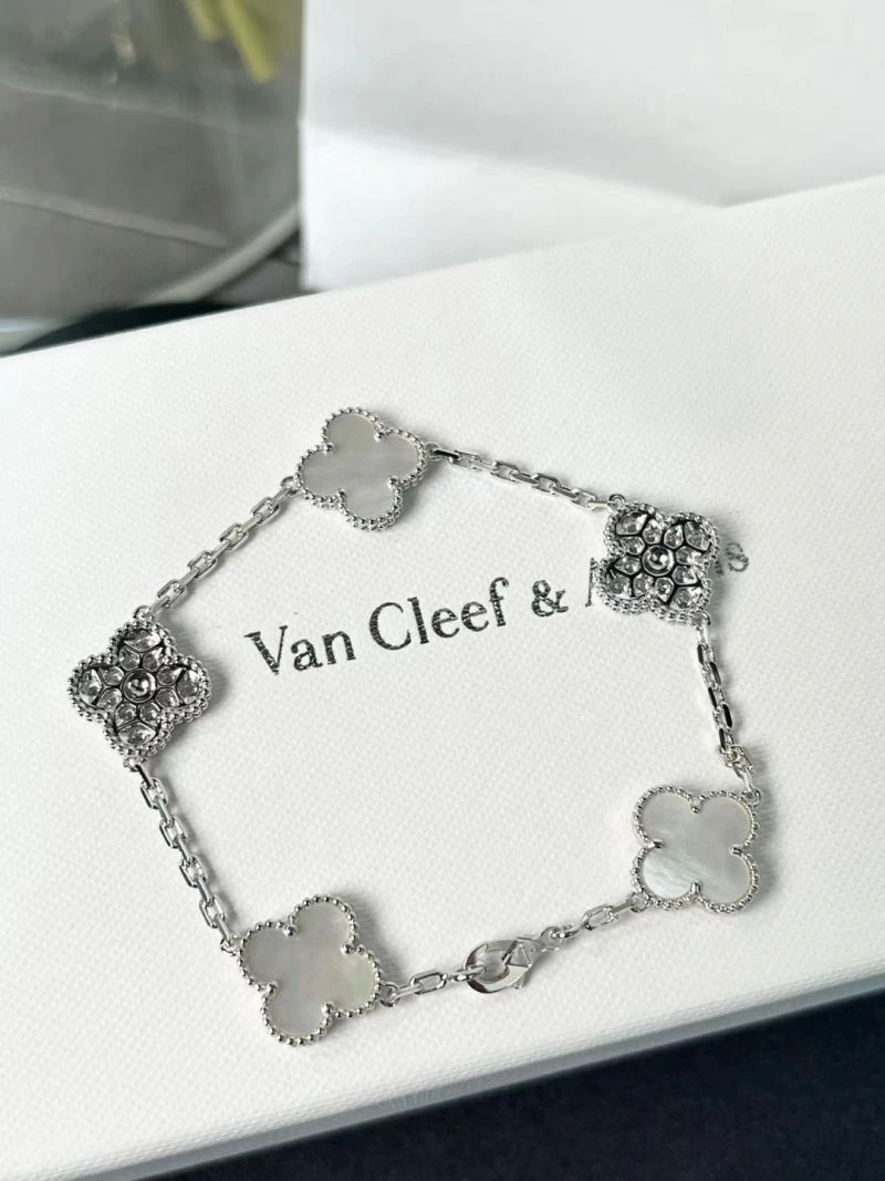 Cut-rate Vca Bracelets