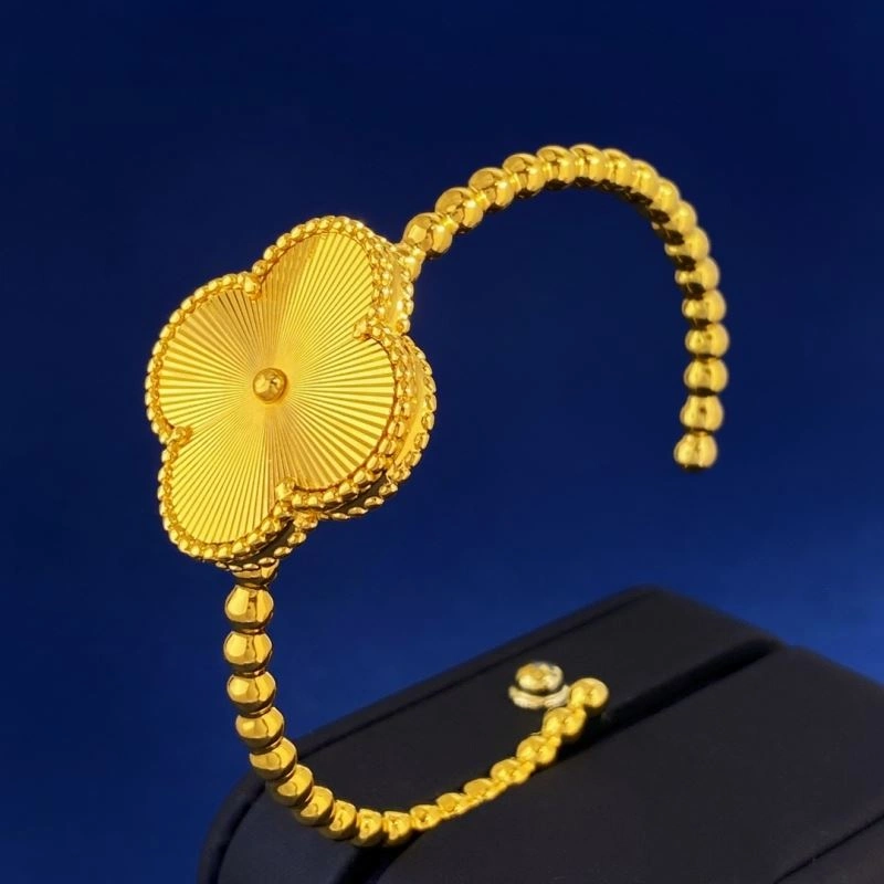 Indistinguishable Vca Bracelets