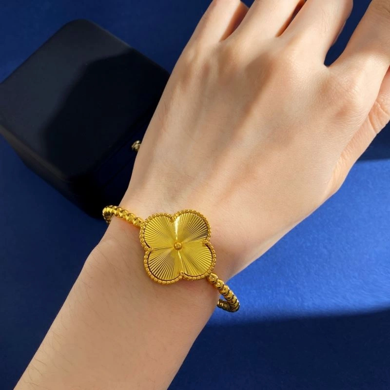 Indistinguishable Vca Bracelets