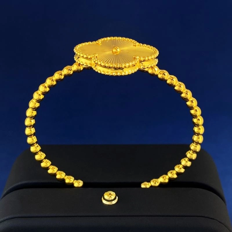 Indistinguishable Vca Bracelets