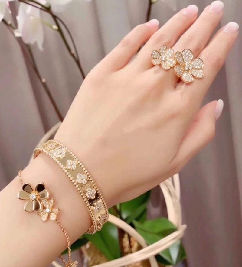 Indistinguishable Vca Bracelets