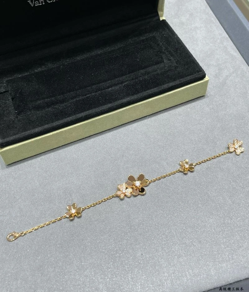Indistinguishable Vca Bracelets