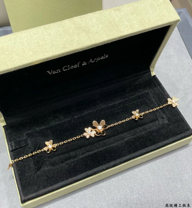 Indistinguishable Vca Bracelets