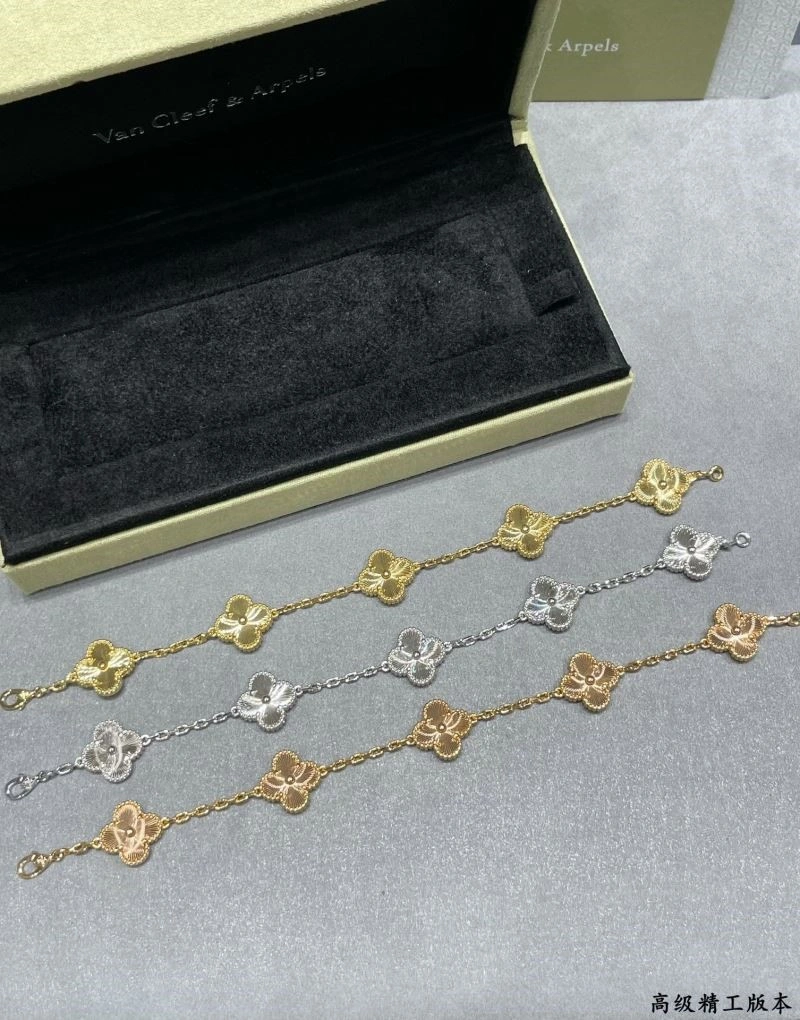 Indistinguishable Vca Bracelets