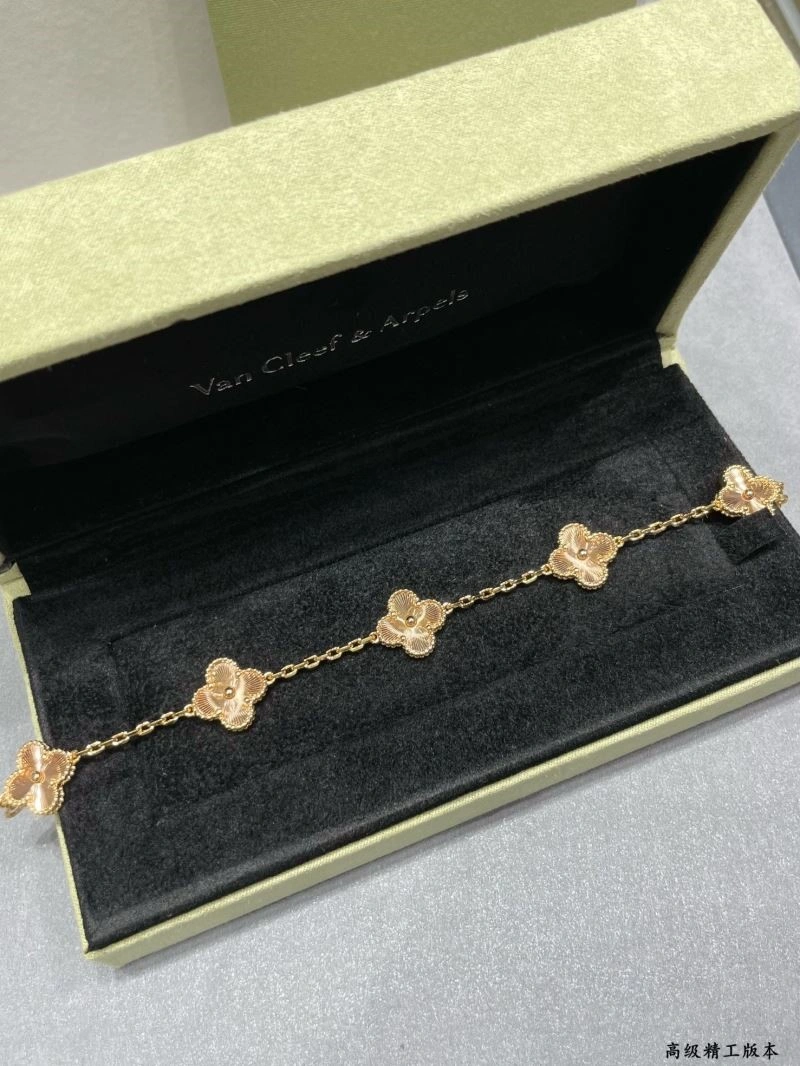 Indistinguishable Vca Bracelets