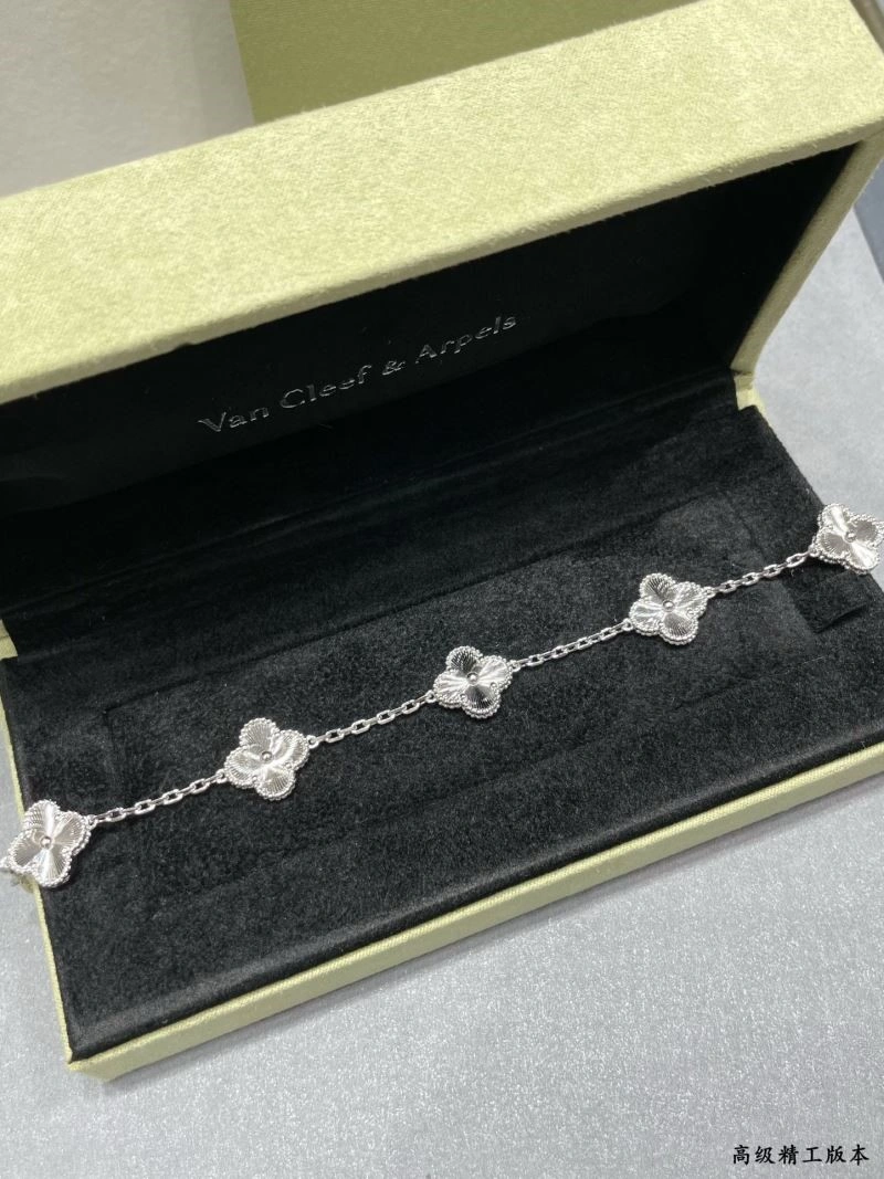 Indistinguishable Vca Bracelets
