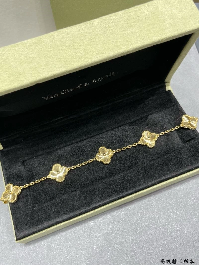 Indistinguishable Vca Bracelets