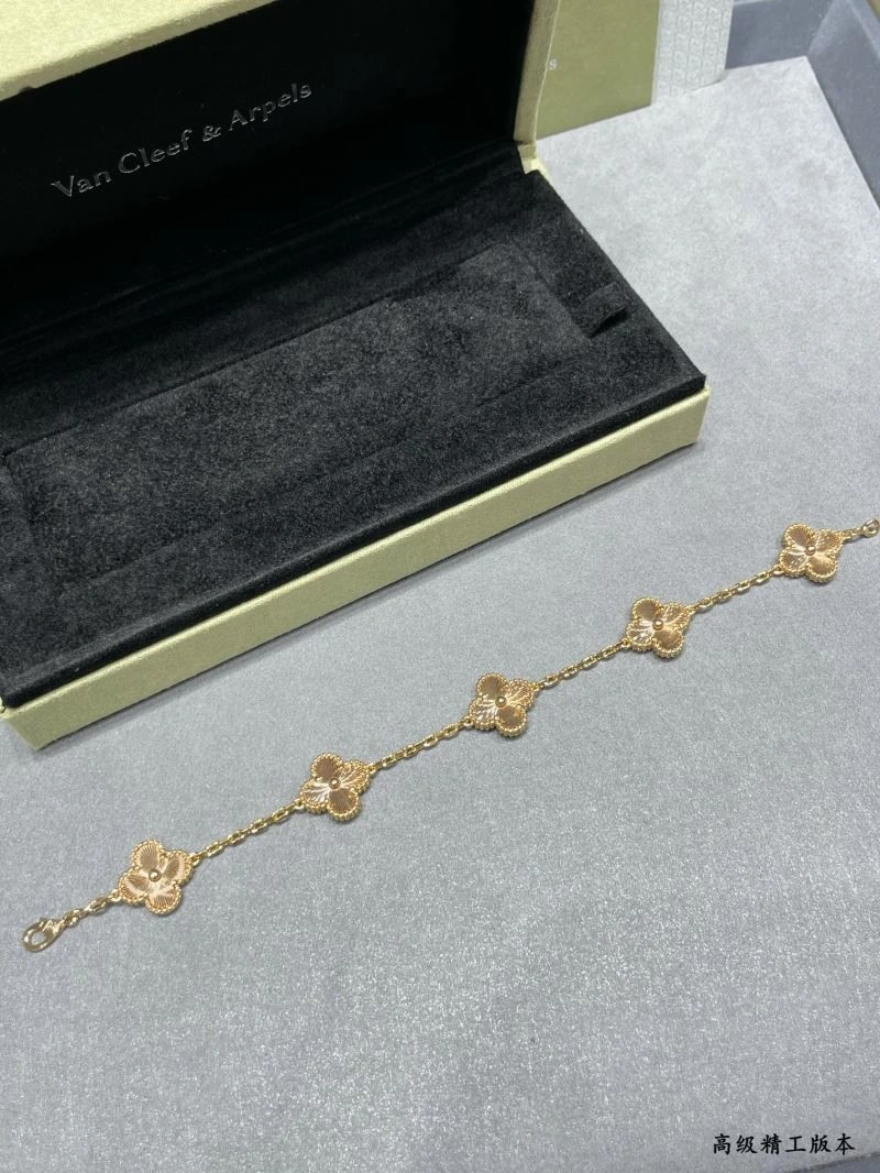 Indistinguishable Vca Bracelets