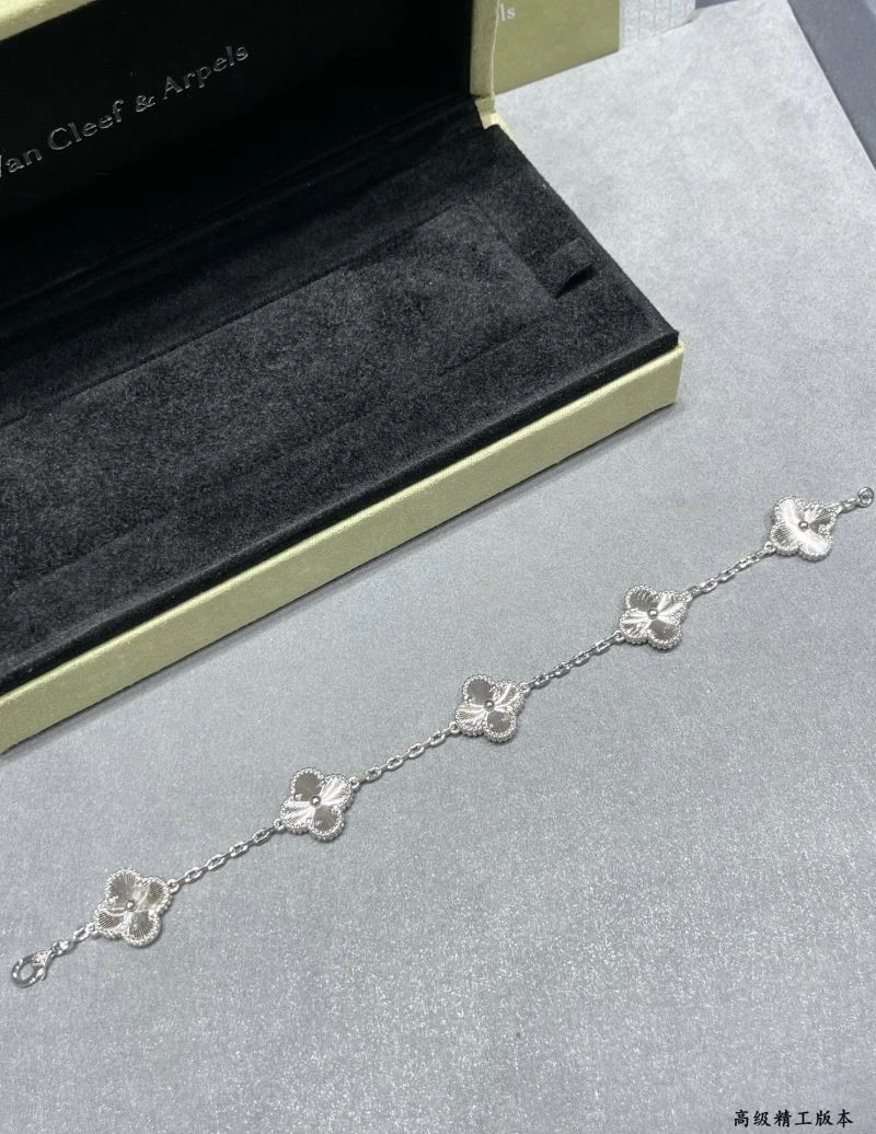 Indistinguishable Vca Bracelets