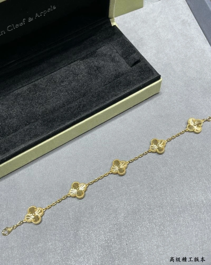 Indistinguishable Vca Bracelets
