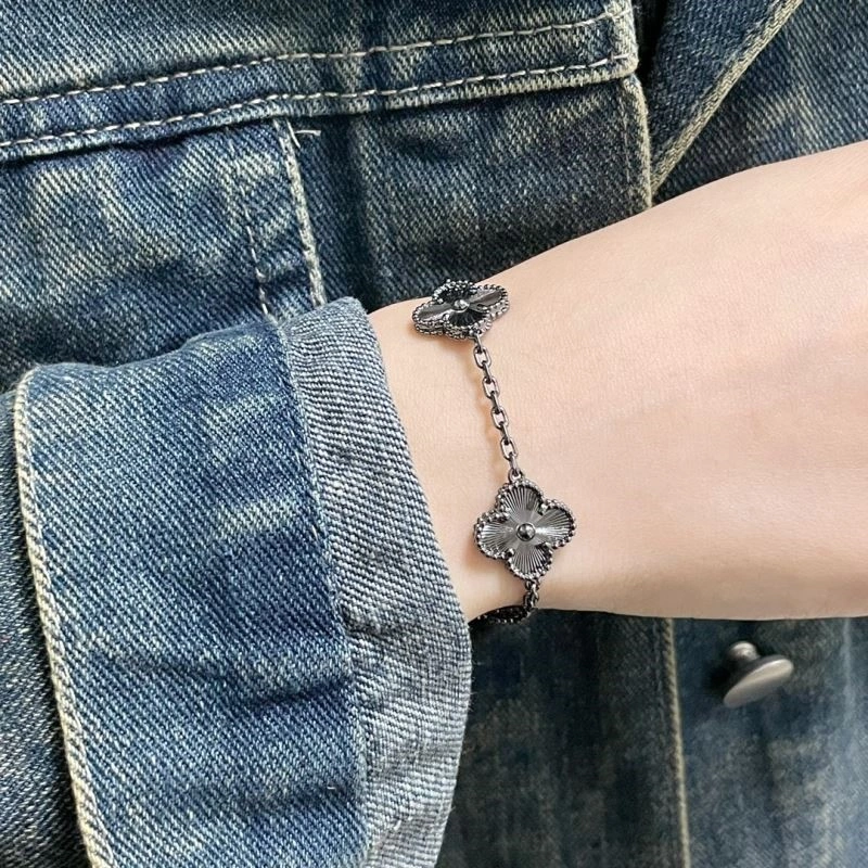 Factory-made Vca Bracelets