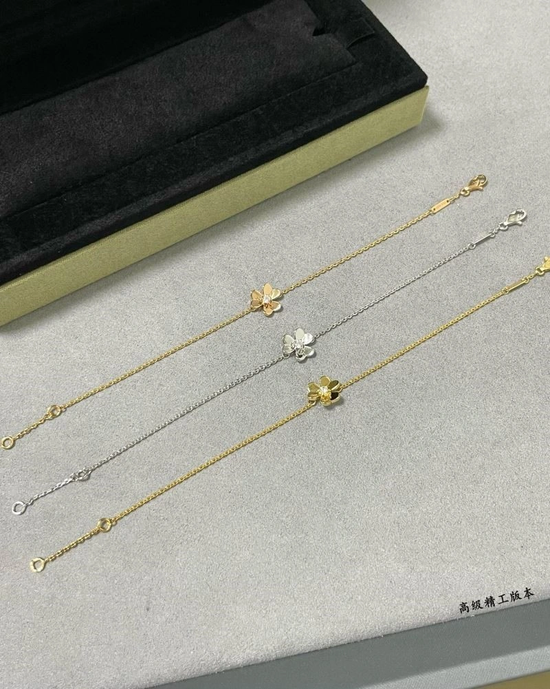 Cut-rate Vca Bracelets